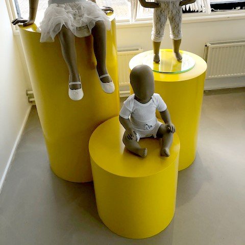 Podier i akryl eller pap - Dangent by Retailment